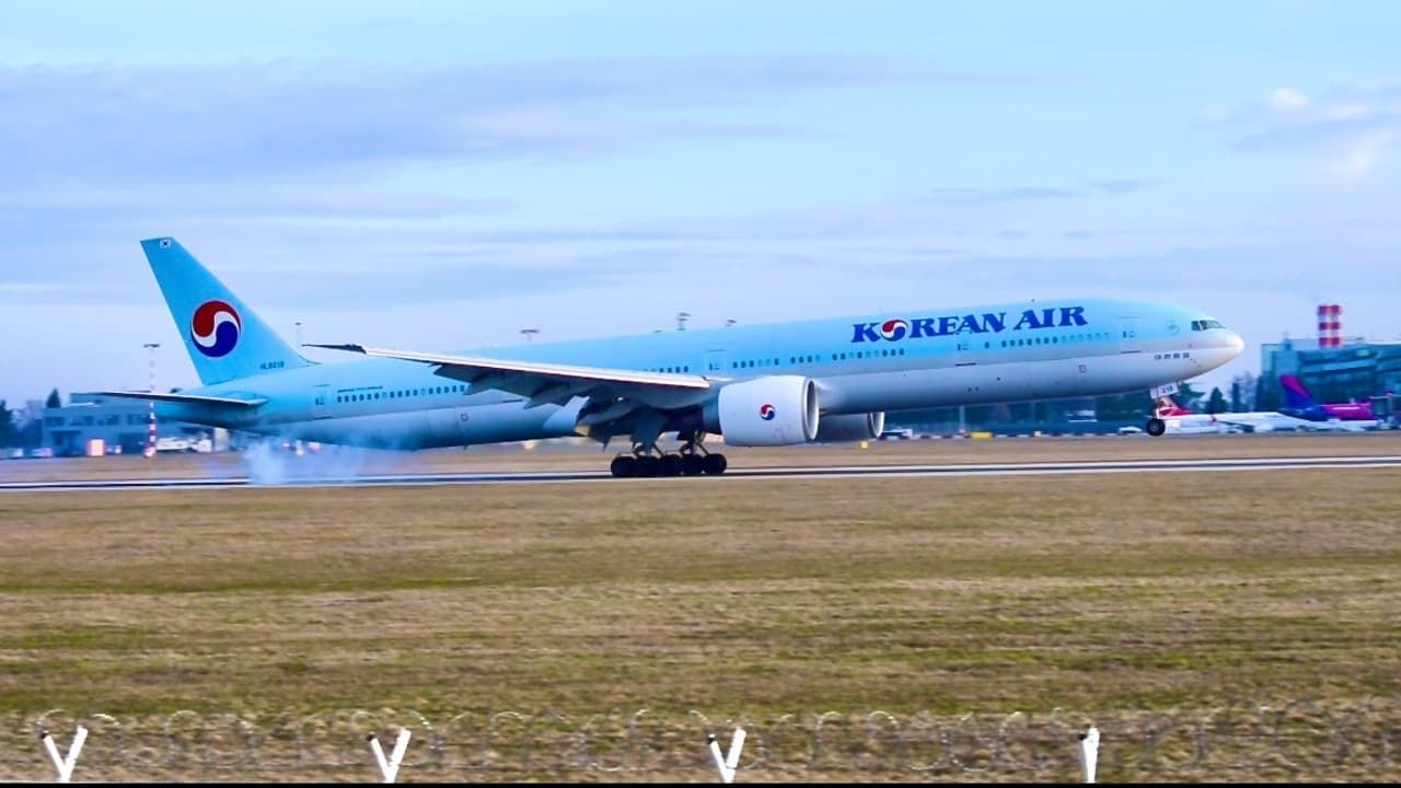 Korejský letoun B77W přistál na letišti v Praze | Stream