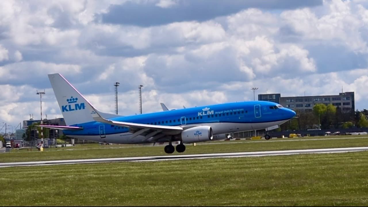 Ikona dopravních letadel Boeing 737 a jeho přistání v Praze | Stream