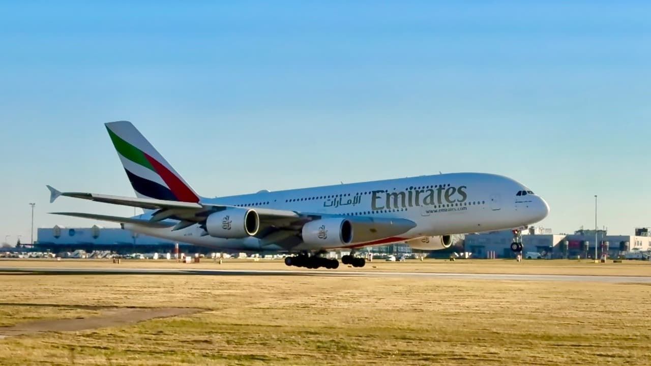 Neuvěřitelné. V Praze přistálo největší letadlo na světě Airbus A380 ...
