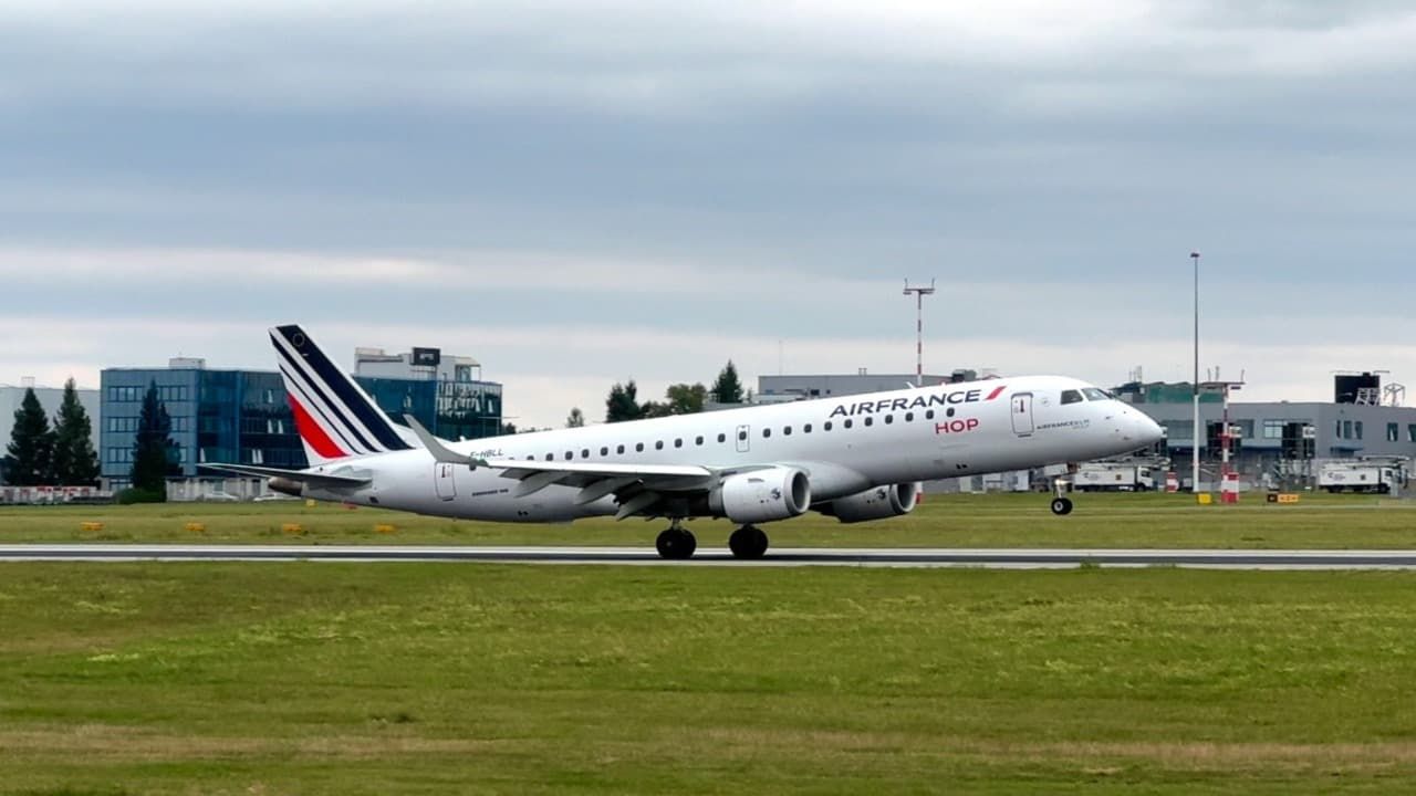 Embraer E-190 - přistání na dráhu s elegancí a stylem | Stream