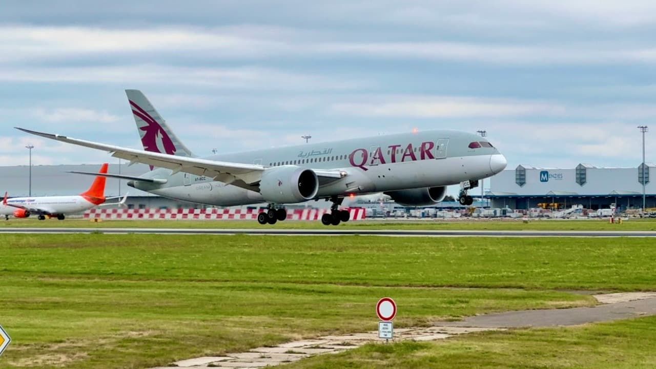 Boeing 787-8 Dreamliner VS Boeing 777-300 ER | Stream