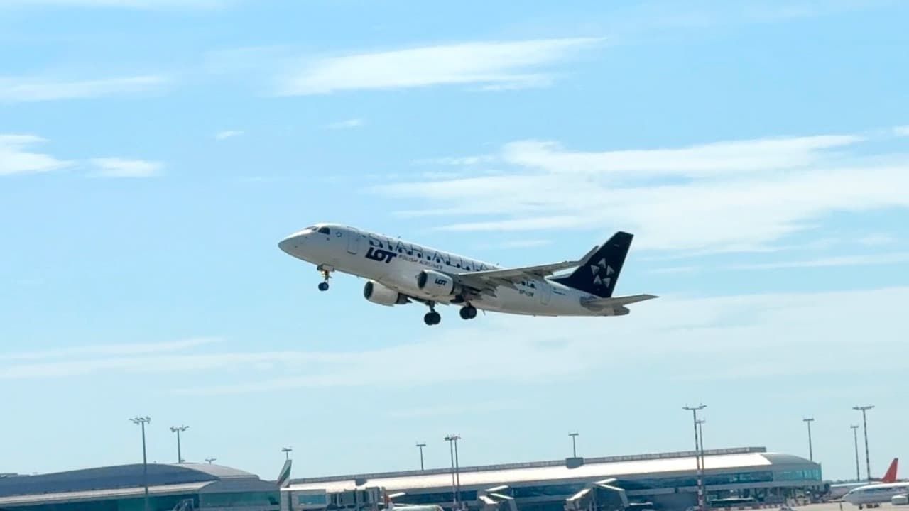 Boeing 737 a Embraer E170 při vzletu z dráhy | Stream