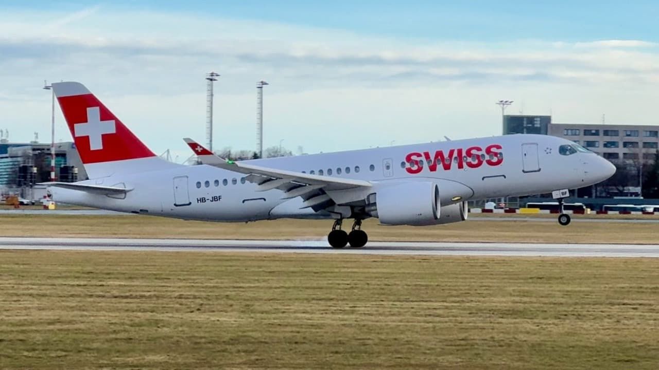 Airbus A220 dosedá na runway | Stream